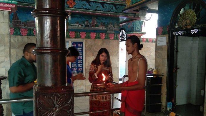 Berwisata Religi ke Kuil Shri Mariamman, Kuil Tertua di Sumatra Utara ...