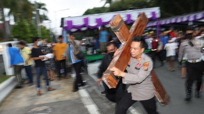 AKBP Sutan Boy Binanga Siregar Pikul Kayu Salib pada Hari Kematian Isa ...