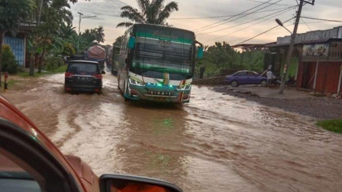 Kecamatan Aek Natas Labura Terendam Banjir, Lalu Lintas Putus Total - Tribun-medan.com