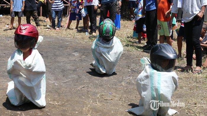 BERITA FOTO Sejumlah Anak Beradu Cepat Dalam Lomba Balap Karung Menggunakan Helem - Tribun-medan.com