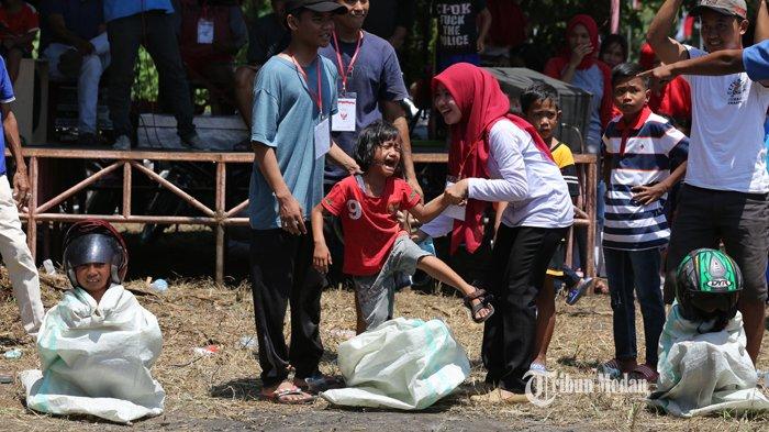 BERITA FOTO Sejumlah Anak Beradu Cepat Dalam Lomba Balap Karung Menggunakan Helem - Tribun-medan.com