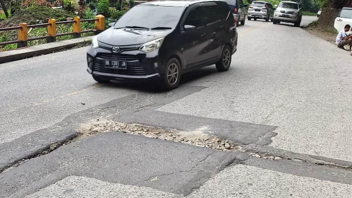 Lubang Besar Bahayakan Pengendara di Jembatan Lae Pandaroh - Tribun ...