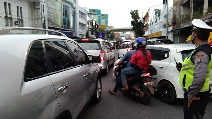 Arus Lalu Lintas Macet Parah di Depan Kesawan City Walk - Tribun-medan.com