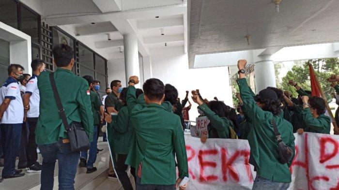 Tuntut Keringanan UKT, Mahasiswa USU Kembali Melakukan Aksi di Depan Gedung Rektorat - Tribun ...