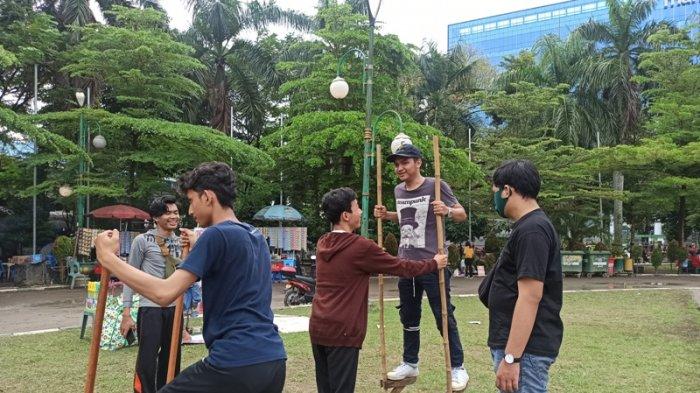 15 Jenis Permainan Tradisional Tersedia di Lapangan Merdeka, Egrang ...