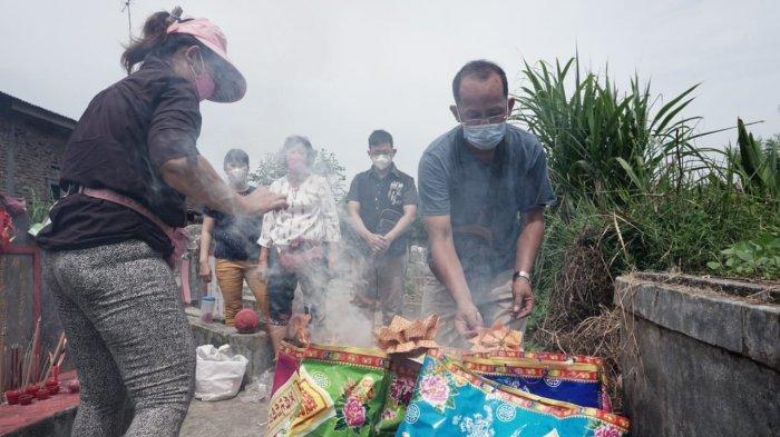 Kisah Di Balik Kertas Replika Dibakar Saat Upacara Cheng Beng - Tribun ...