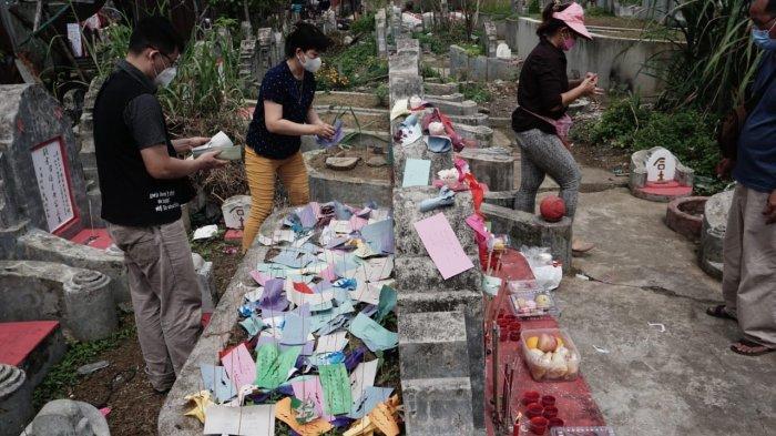 Kisah Dibalik Tradisi Tabur Bunga Kertas Di Masa Cheng Beng, Ini ...