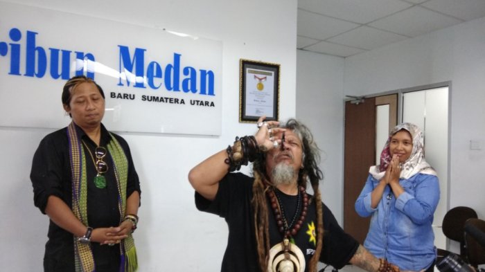 Kunjungi Tribun Medan, Mbah Gimbal Perlihatkan Atraksi Ekstrem Gunting ...