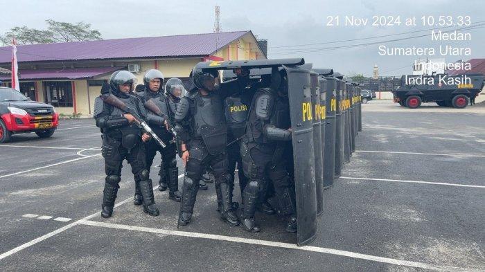 Brimob Polda Sumut Gelar Latihan Penanggulangan Huru-Hara untuk Pengamanan Pilkada 2024 - Tribun ...