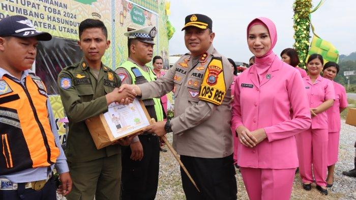Pastikan Pelayanan Berjalan Baik, Kapolres Humbahas Cek Kesiapan Personel dan Beri Bingkisan ...