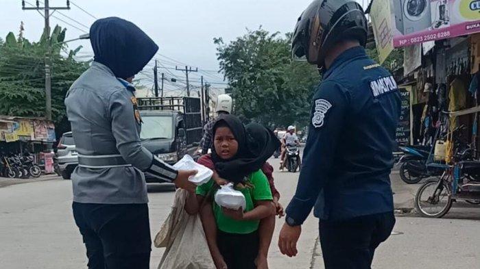 Humas Polrestabes Medan Gelar Aksi Berbagi, Warga Antusias - Tribun ...