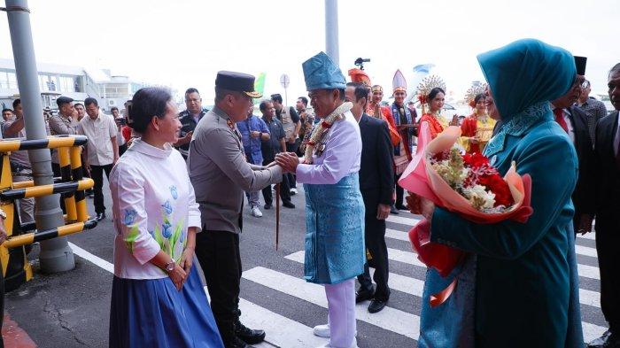 Kapolda Sumut Sambut Kedatangan Pj Gubsu di Bandara Kualanamu dengan Pengalungan Bunga - Tribun ...