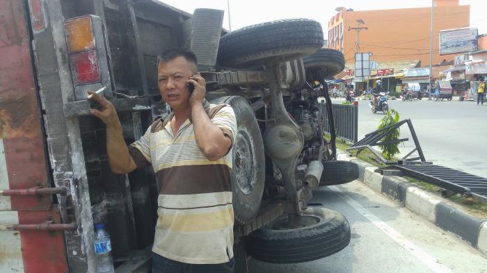 Mobil Terbalik, Jalan AH Nasution Macet - Tribun-medan.com