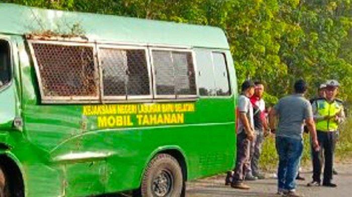 Mobil Kejari Labusel Kecelakaan Tunggal, Tiga Orang Tahanan Alami Luka ...