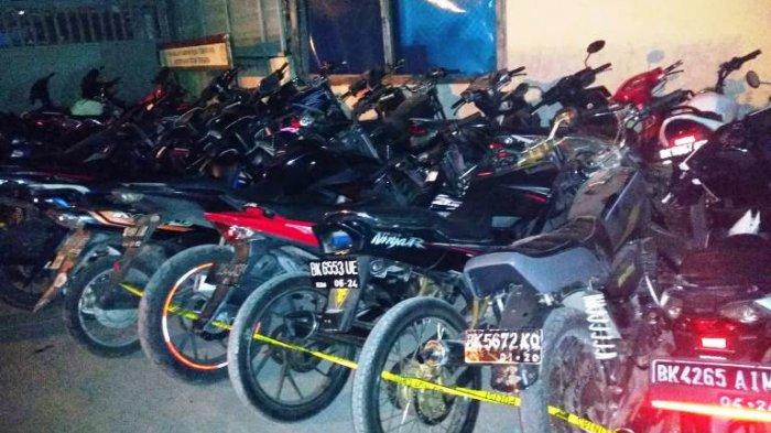 Detik-detik Polisi Gerebek Rumah Penadah Motor Curian di Medan, Sita 46 Unit Sepeda Motor ...