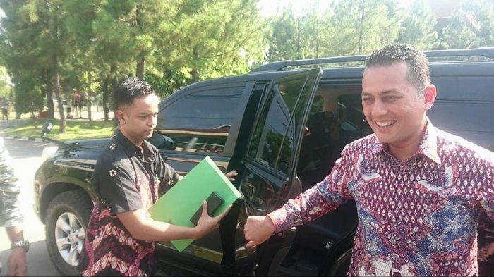 Wakil Gubernur Sumut Pakai Batik dan Lempar Senyuman saat Penuhi ...