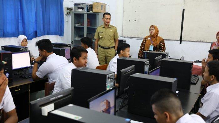 Musa Rajeckshah Semangati Pelajar SMK 10 Medan yang Ikuti Ujian ...