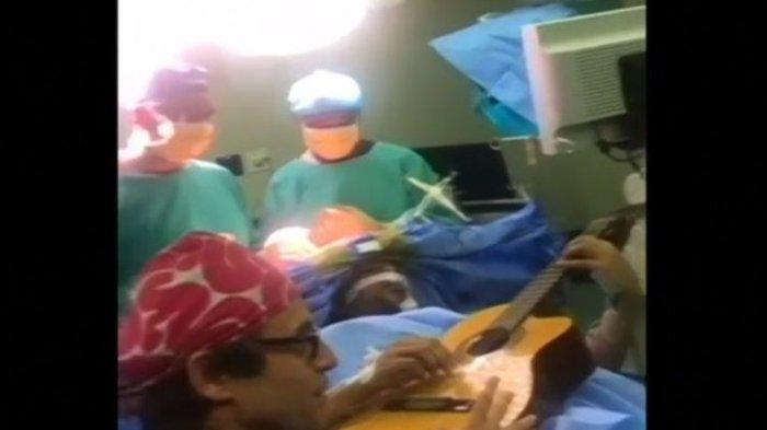 Musisi Ini Jalani Operasi Pengangkatan Tumor Otak Sambil Bermain Gitar ...