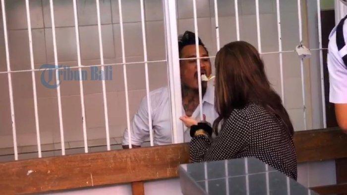 Nora Alexandra Berikan Benda Ini Kepada Jerinx Dari Balik Jeruji Besi - Tribun-medan.com
