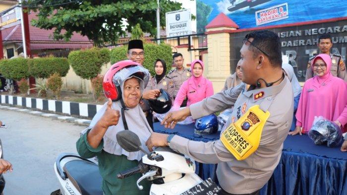 Ramadan Penuh Berkah, Polres Tanjungbalai Berikan Ribuan Takjil dan Helm untuk Pengguna Jalan ...