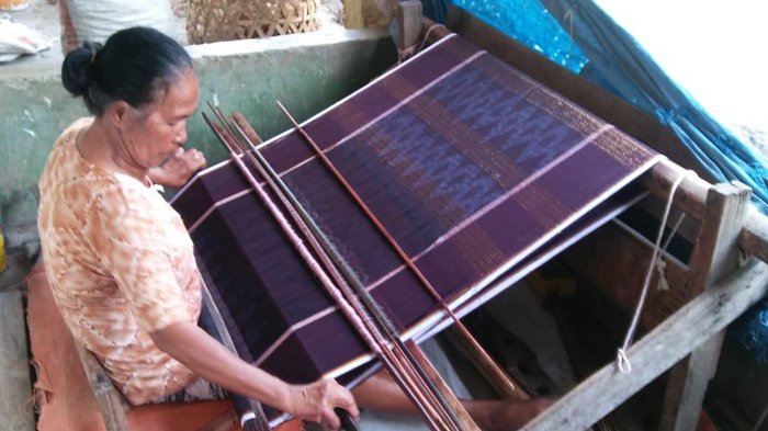 Opung Setti Pintubatu Pengrajin Ulos Tenun yang Masih Setia ...