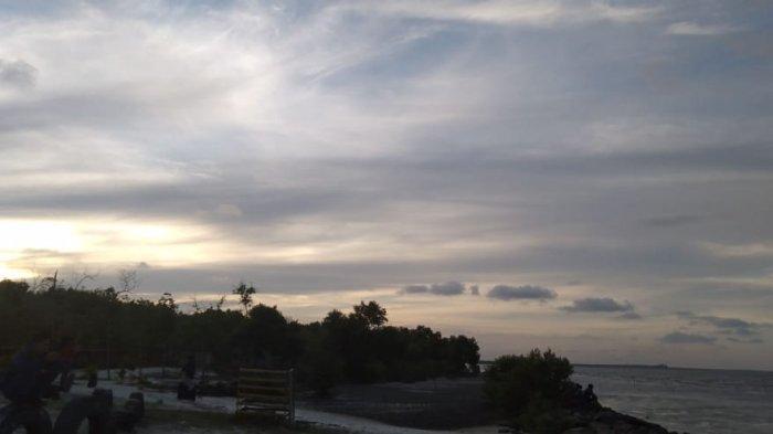 Berjalan di Bebatuan Pantai Bunga, Spot Wisata Kebanggaan Batubara Kala ...