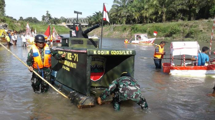 Lomba Perahu Hias Dari Batang Pohon Pisang Semarakkan Hut RI di Binjai ...