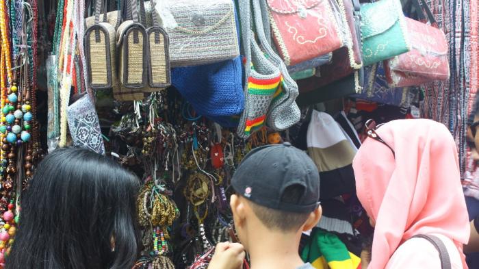 Yuk Berburu Cinderamata Khas Batak di Pasar Tomok Pulau Samosir ...