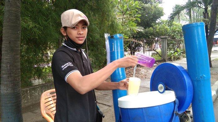 Segarnya Berbuka Puasa dengan Air Nira Aren di Tanjungmorawa - Tribun-medan.com