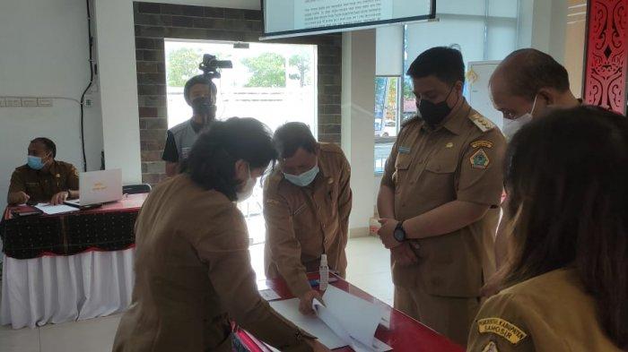 Muluskan Program 100 Hari, Bupati Samosir Vandiko Gultom Bikin Kontrak Kerja Para OPD - Tribun ...