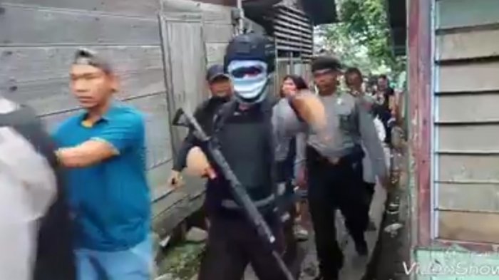 Aksi Kejar-kejaran Warnai Penangkapan Terduga Bandar Narkoba di Kampung ... Aksi Kejar-kejaran Warnai Penangkapan Terduga Bandar Narkoba di Kampung ...
