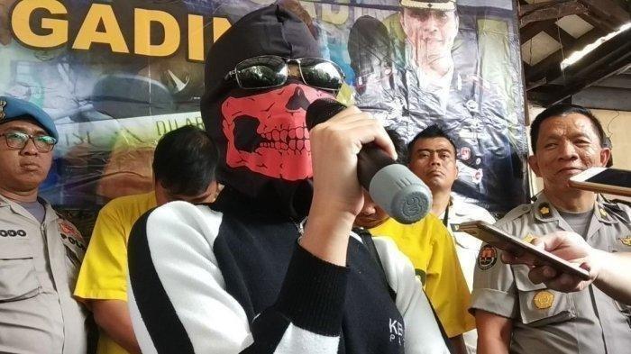 Pengakuan Wartawan Gadungan di Kantor Polisi, Pura-pura Jadi Petugas ... Pengakuan Wartawan Gadungan di Kantor Polisi, Pura-pura Jadi Petugas ...