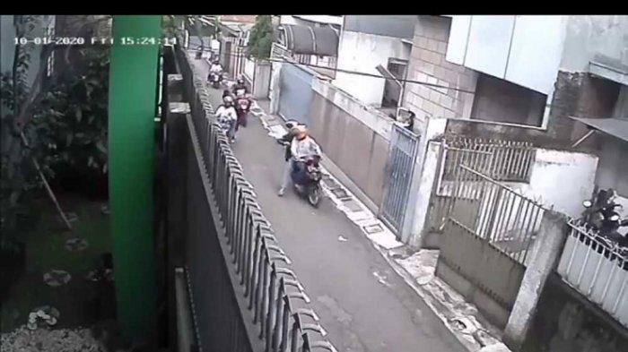 VIRAL Aksi Brutal Pengendara Motor Bacok Pengguna Jalan Tanpa Alasan ...