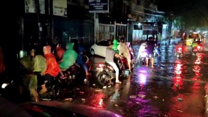 Jalan Denai Banjir, Pengendara Terjebak, Bingung Pilih Terobos Atau ...