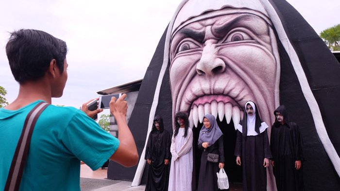 Uji Adrenalinmu Masuk ke Rumah Hantu di Plaza Medan Fair, Valak dan ...