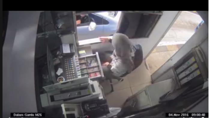 Seram, Pria Terekam CCTV Mengamuk Aniaya Wanita Penjaga Tol - Tribun ...