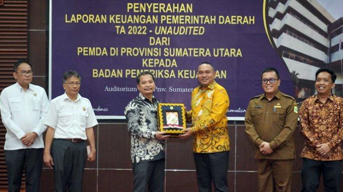 Bupati Franc Bernhard Tumanggor Serahkan LKPD Pakpak Bharat Tahun 2022 - Tribun-medan.com
