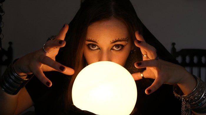 SOSOK 5 Peramal (Paranormal) yang Mendadak Meninggal Dunia, Ramalan ...