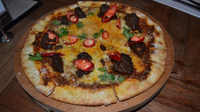 Maknyusnya Rendang Berpadu Pizza di District 10 - Tribun-medan.com