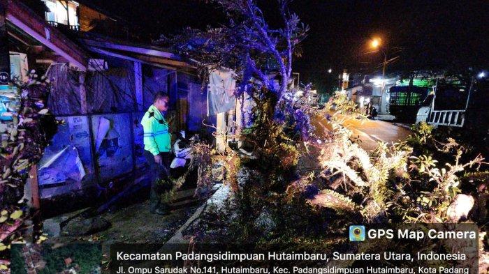 Gerak Cepat Polsek Hutaimbaru Tangani Pohon Tumbang Di Jalan Opppu