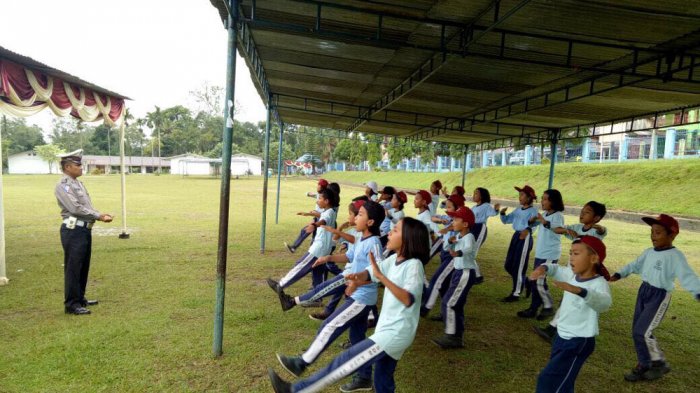 Begini Suasana saat Polisi Cilik Belajar Baris Berbaris dengan Polisi ...