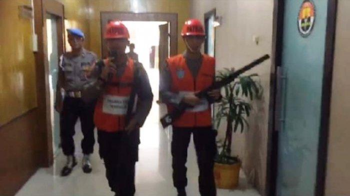 Rekam Polwan Di Kamar Mandi Dan Terbukti Pakai Sabu 2 Polisi Diarak Keliling Mapolda Tribun
