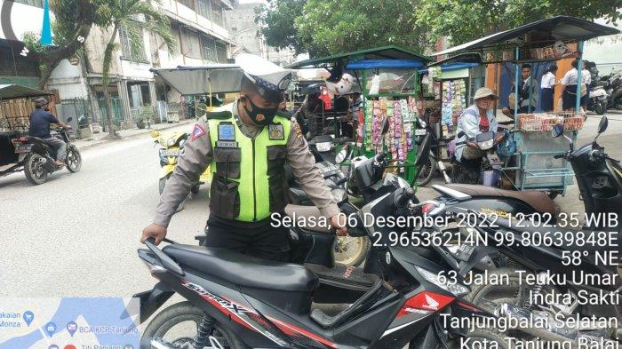 Satlantas Polres Tanjungbalai Tertibkan Kendaraan yang Parkir Sembarangan - Tribun-medan.com