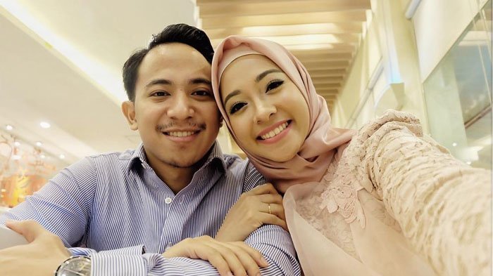 Rayakan Ulang Tahun, Begini Romantisnya Poppy Bunga dan Suami - Tribun ...