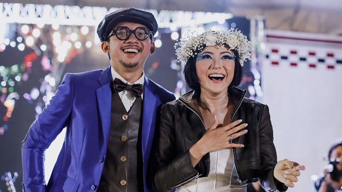Poppy Sovia Umumkan Kehamilan Pertamanya, Pamer Test Pack dengan Tanda ...