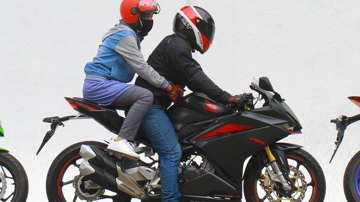 Begini Posisi Boncengan yang Benar saat Kamu Menempuh Perjalanan Jarak Jauh dengan Sepeda Motor ...