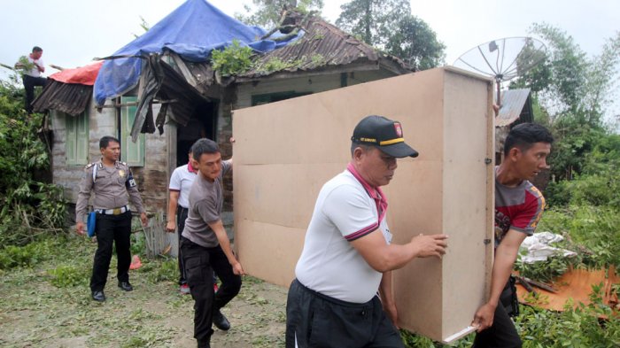 Rumah Disapu Puting Beliung, Porman Silaban Terpaksa Ngungsi ke Rumah ...
