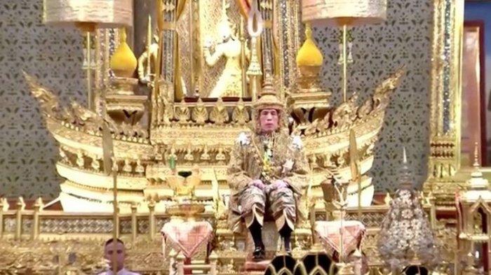 Raja Thailand Maha Vajiralongkorn Kenakan Jubah Berlian dan Diangkat ...
