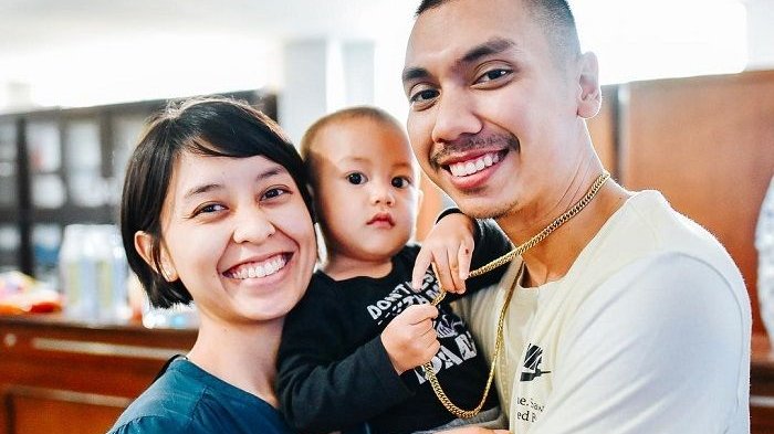 Berikut 8 Potret Keluarga Kecil Rayi RAN, dari Teman Sekolah jadi Istri ...