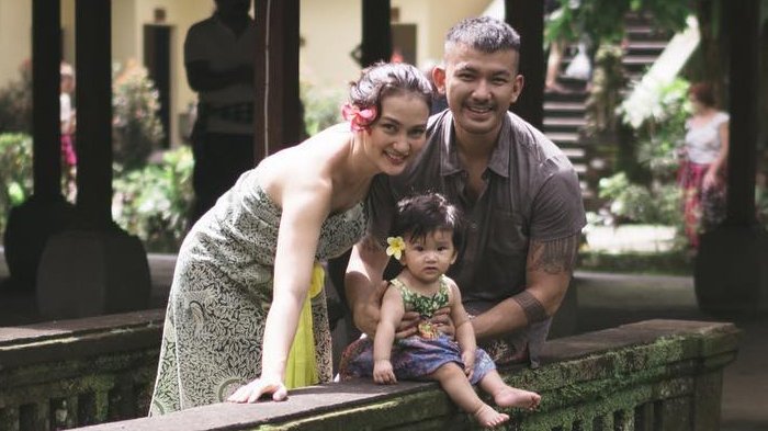 Wajah Anak Rio Dewanto Jadi Sorotan saat Diajak Bersepeda - Tribun ...